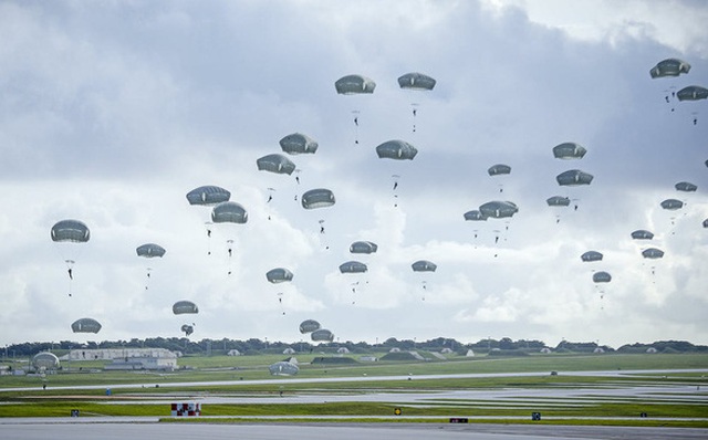 Hàng trăm lính dù Mỹ nhảy khỏi máy bay, bất ngờ đổ bộ đảo Guam